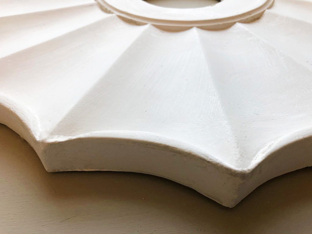 Small scalloped medallion – Column & Crown